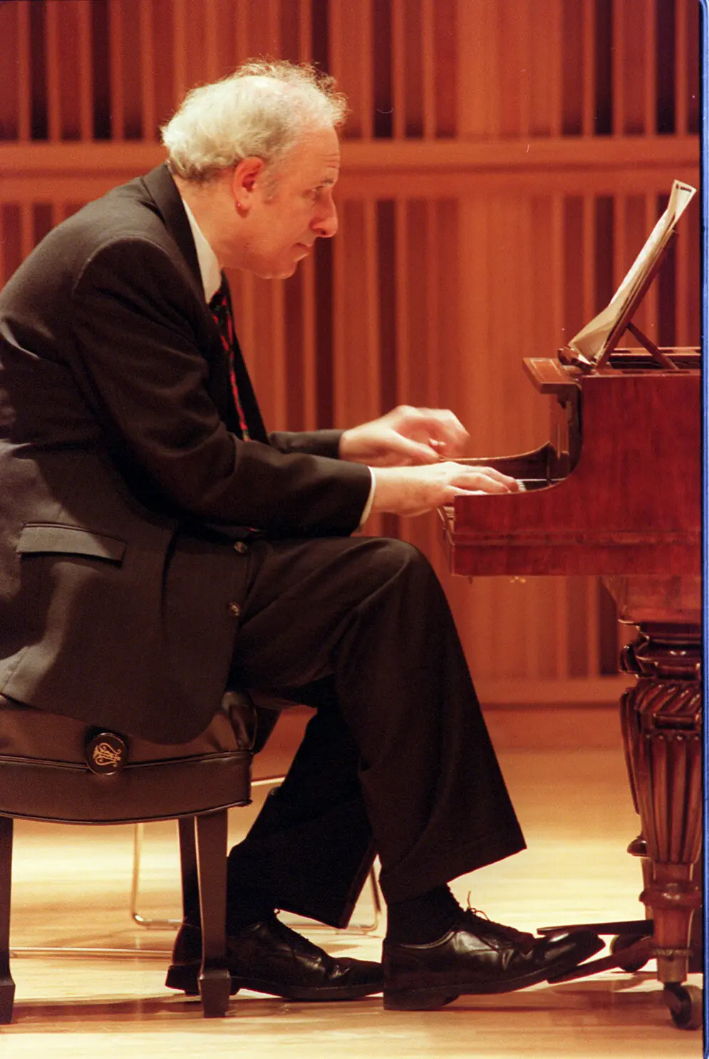 Kenneth Cooper, foi um cravista, pianista e musicólogo que foi aclamado ...