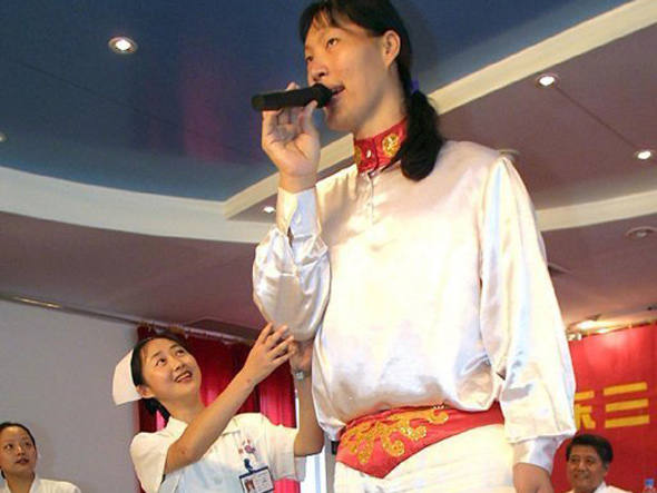 Yao Defen, a mulher mais alta do mundo, uma chinesa que media 2,36 metros