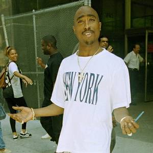 Tupac Shakur, artista do hip-hop, um dos principais nomes do gênero.