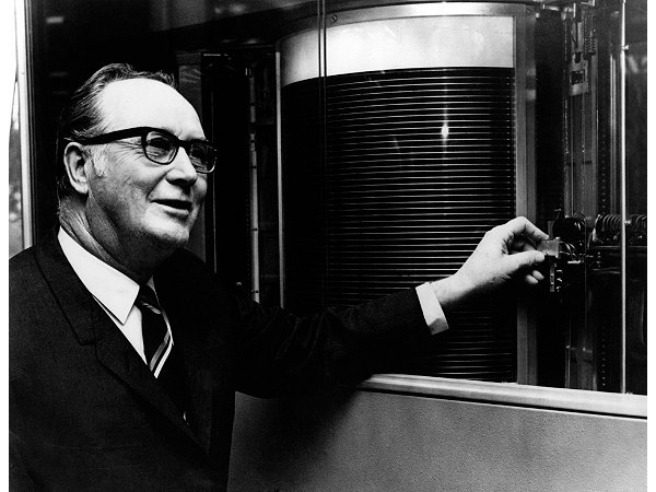 Rey Johnson, pesquisador da IBM, foi quem inventou o primeiro disco rígido