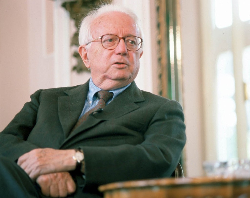 Enzo Biagi, veterano jornalista e escritor italiano.