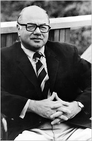 Daniel Bell, sociólogo e professor emérito da Universidade de Harvard ...