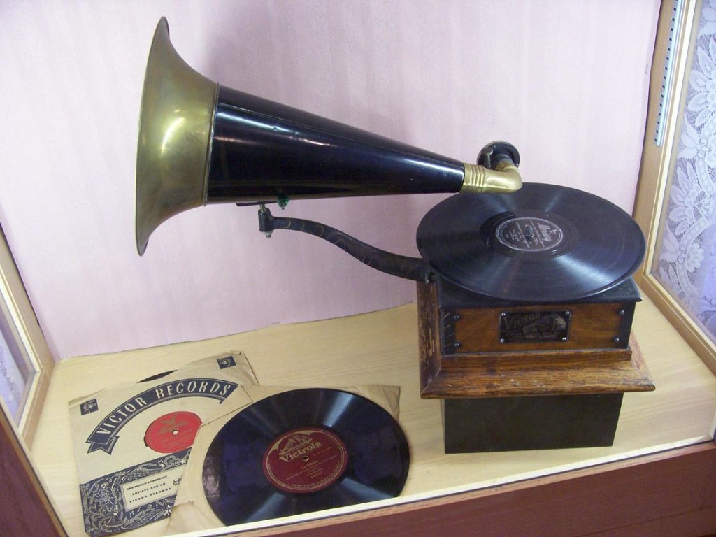 Primeiro toca-discos da história